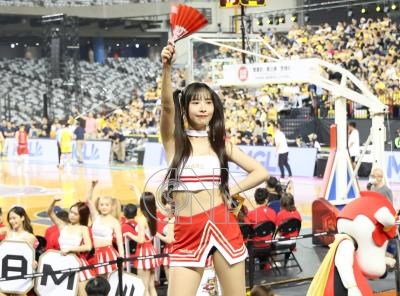 T1大巨蛋例行賽 Rina場邊應援| 運動 | 中央社影像空間